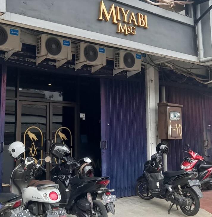Mengintip Penjualan Mihol Diduga Tanpa Ijin di Miyabi Massage - Radar Pena News